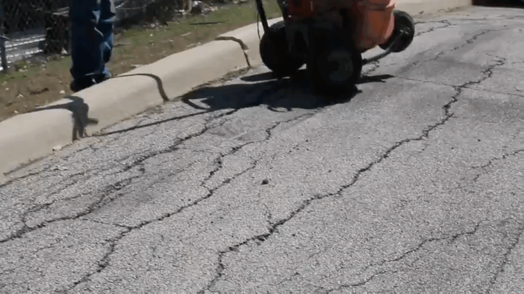 4 Common cracks of Asphalt and How to Deal with Them - Straight Line ...